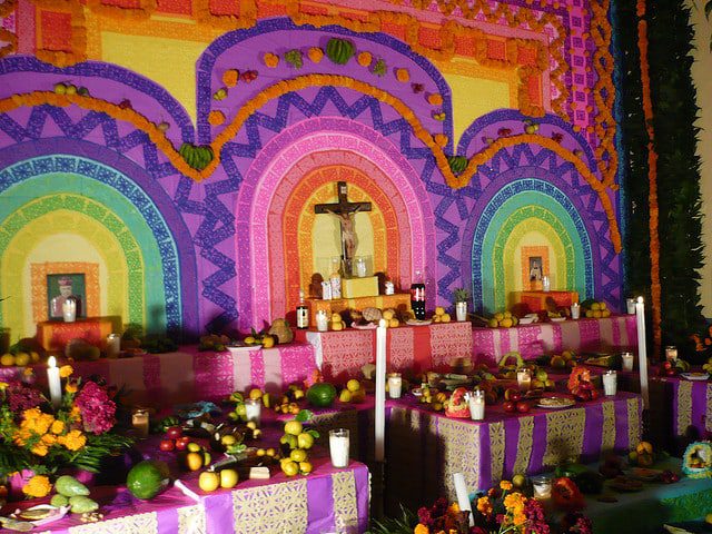 Qué representan los tres niveles del altar